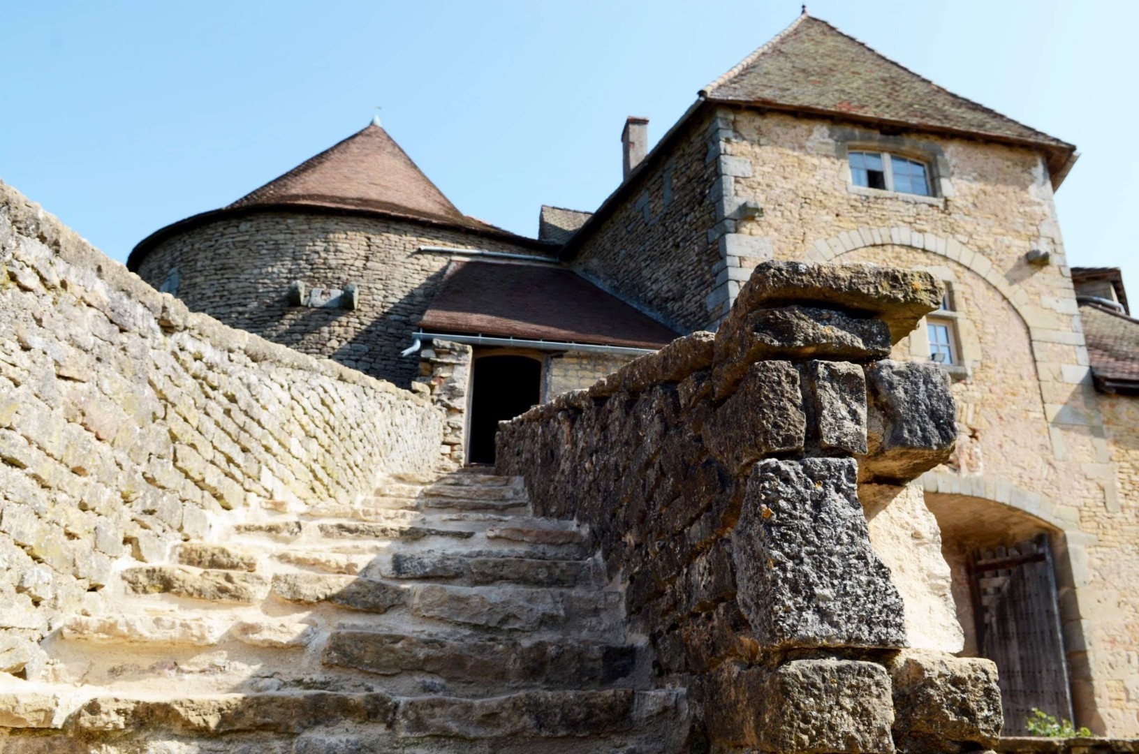 Ontdek de leukste kastelen van Bourgondië zoals het Château de Berzé ...