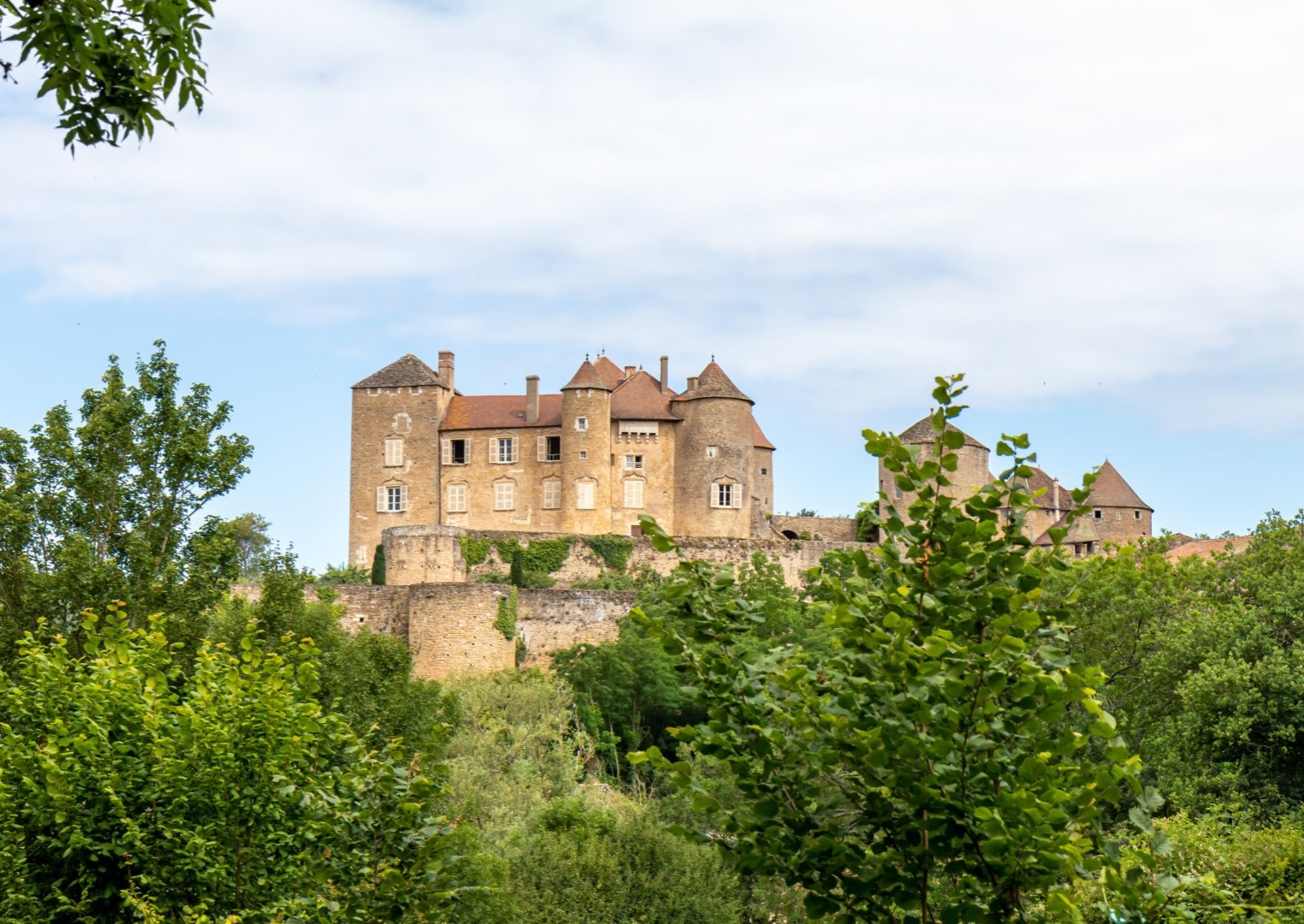 Ontdek de leukste kastelen van Bourgondië zoals het Château de Berzé ...