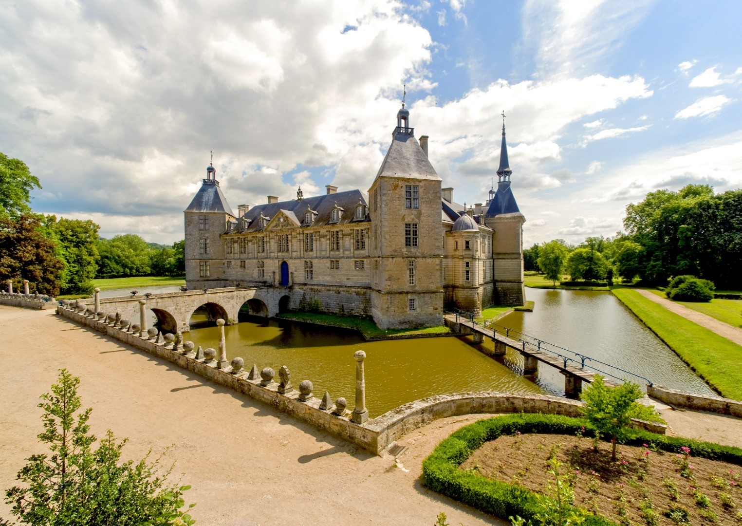 Ontdek de leukste kastelen van Bourgondië zoals het Château de Sully ...